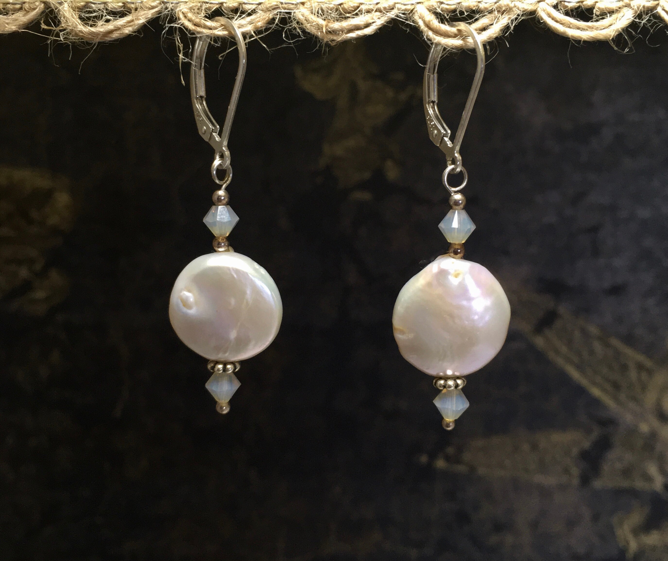 Mooie munt parel oorbellen. Romig en glanzend met opaal - Etsy Nederland