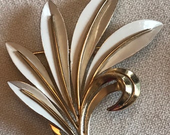 Vintage Trifari C Gold Tone Brooch Gold Twisted Ribbon Brooch Etsy