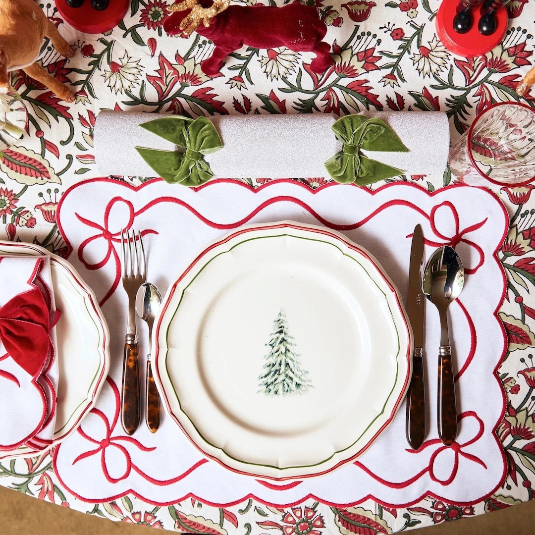 Classic Placemats Red Embroidered Edges for Table Decor , Bow Table ...