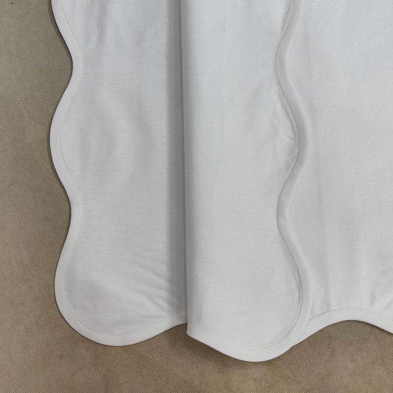 400 Thread Count White Cotton Percale Scalloped Piping Hotel Stitch ...