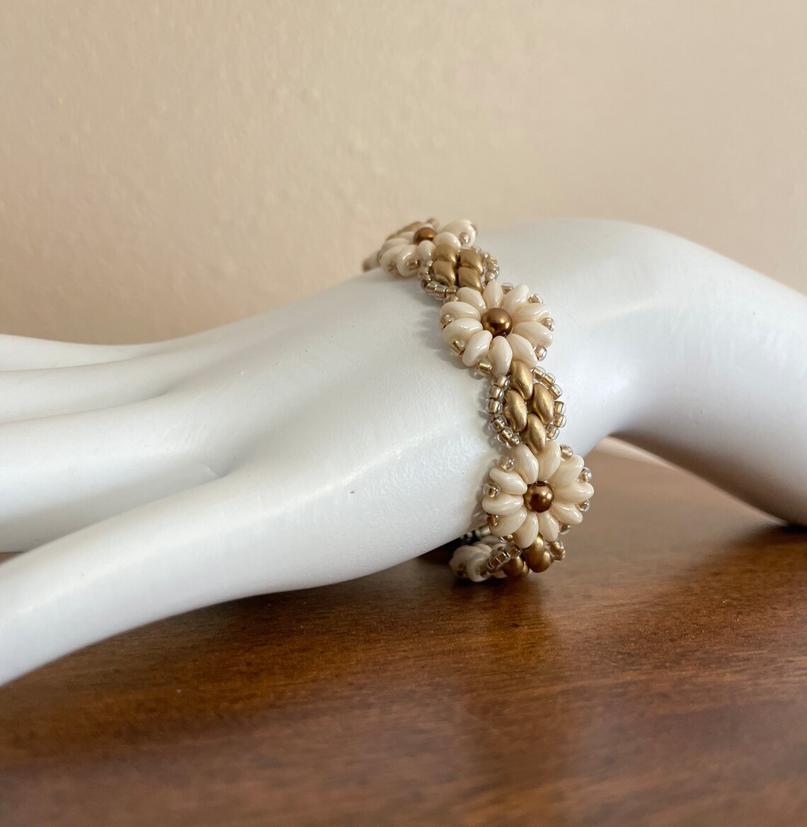Cream & Gold Bracelet / Daisy Chain / Handmade Beaded / Czech Superduo ...
