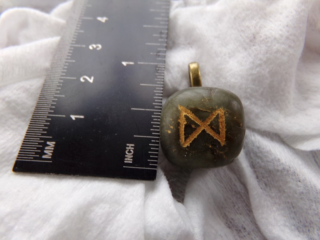 Labradorite Dagaz/dag/daeg Rune Stone Pendant - Etsy