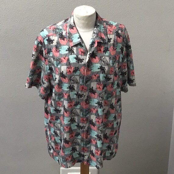 GroBes NWOT Tommy Bahama Hawaiian seidenfarbenes Aloha Shirt mit grauem Hintergrund und rosa und turkisen Akzenten mit schwarzen Palmen. Etsy