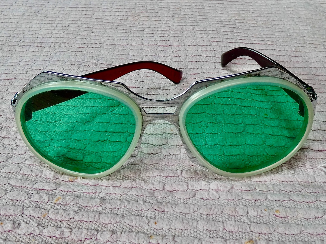 Very Large RETRO SUNNIES Green Plastic Retro Style GRANNY Carnival ...