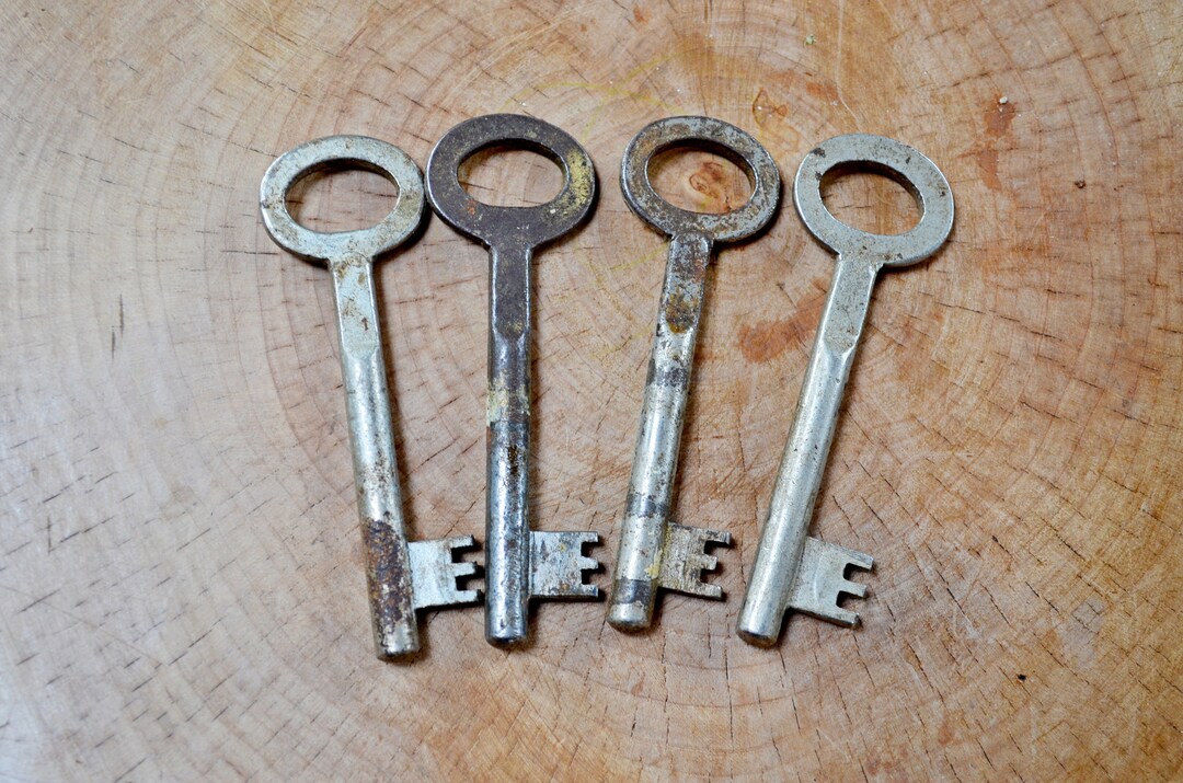 Vintage Skeleton Keys Set of 4 Old Keys Iron Keys Vintage Keys Rusty ...