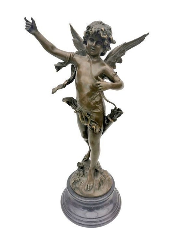 Sculpture De Cupidon