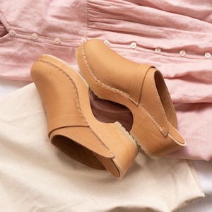 Swedish Classic Comfy Low Heel Clogs / Berkeley Light Tan Clogs ...