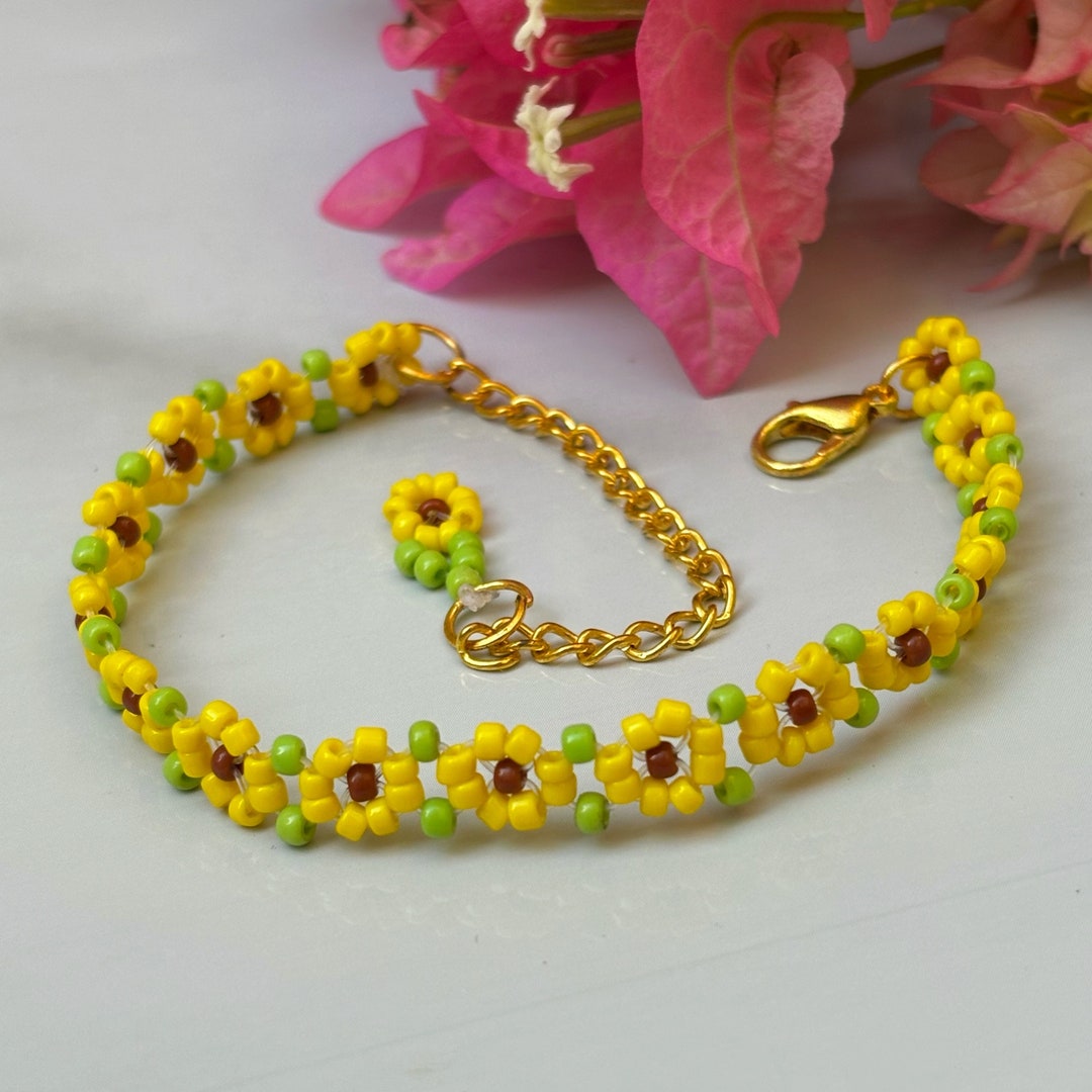 Dainty Daisy Bracelet: Beaded Flower, Seed Bead Jewelry - Etsy