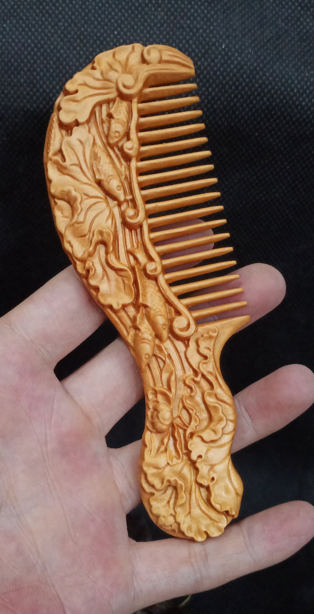China Natural Thuja Wood Comb / Double-sided Manual Carved Fish Image ...