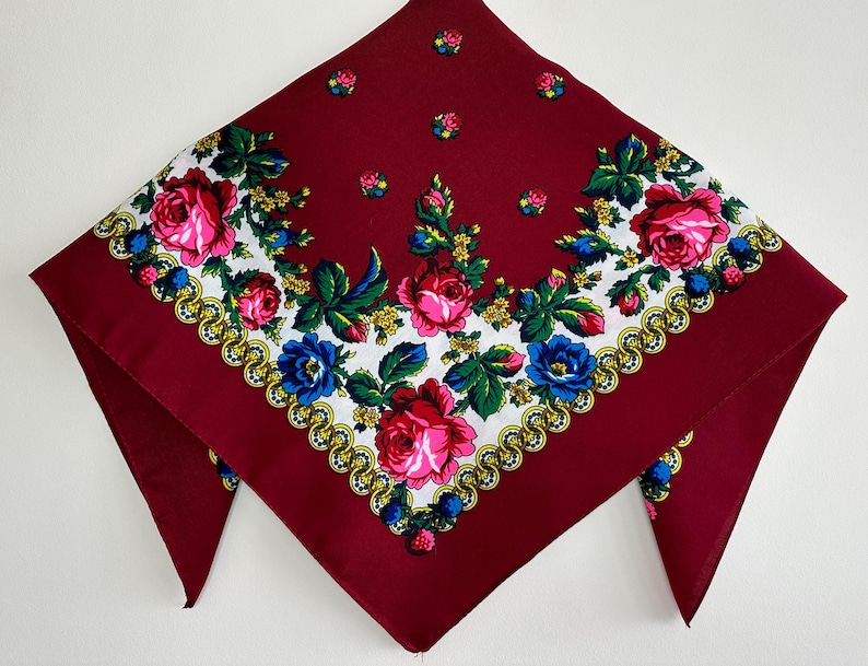 Bufanda Babushka eslava roja con estampado floral, fabricada en Ucrania ...