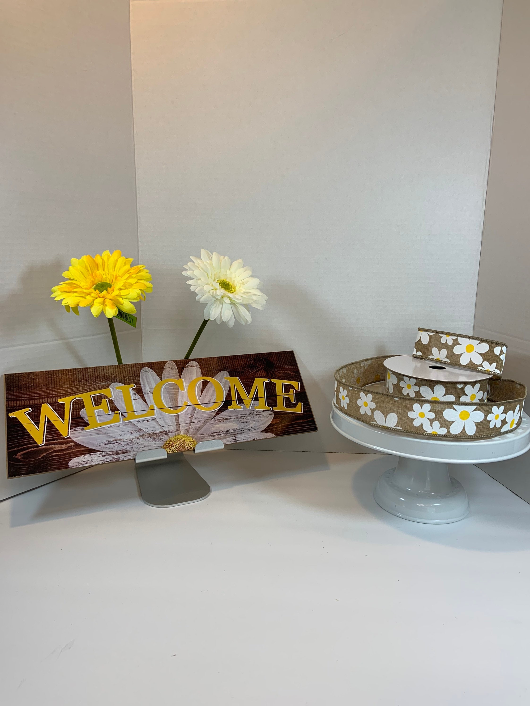Welcome Daisy Sign With Matching Ribbon and Daisy Stems - Etsy