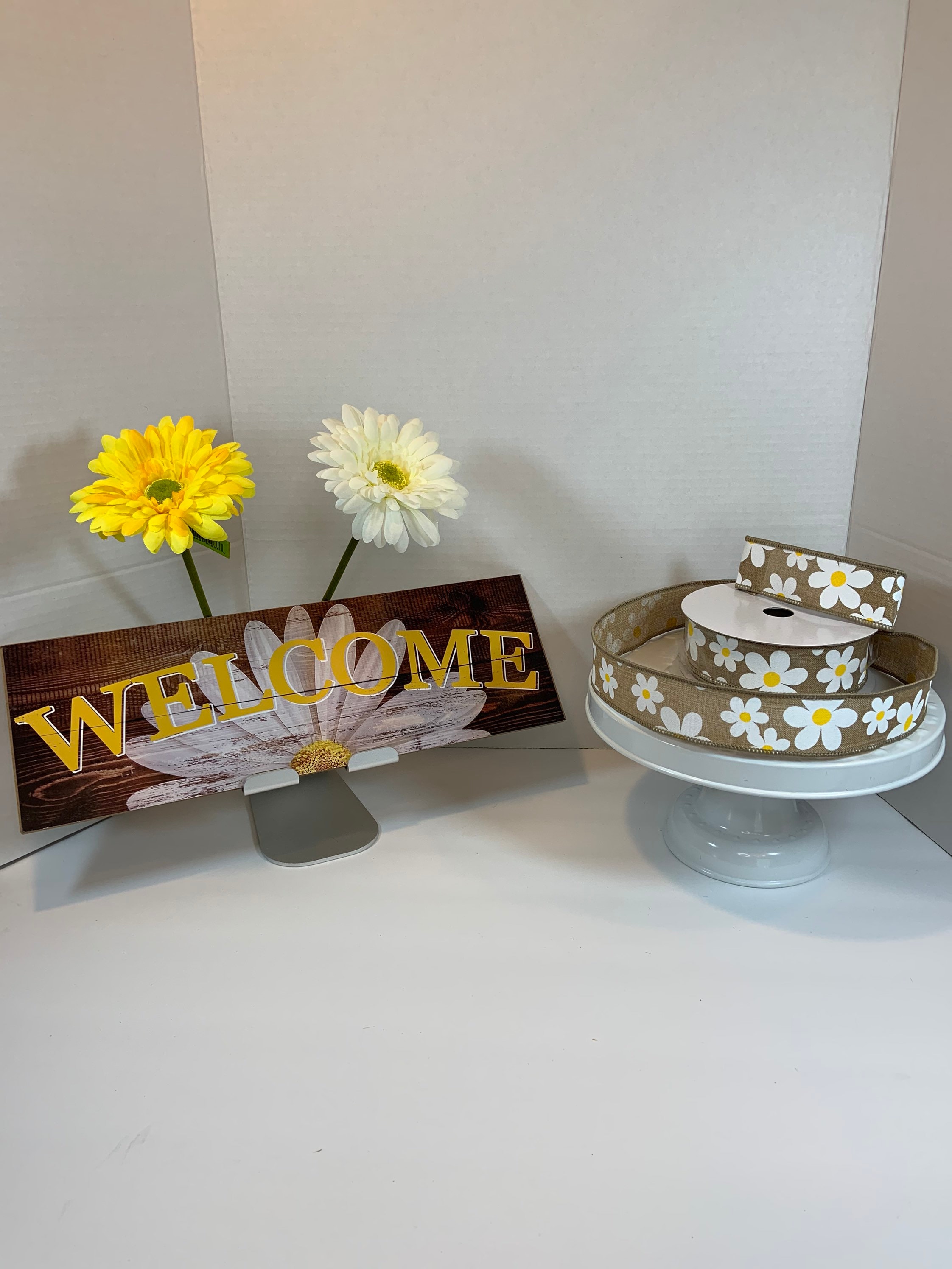 Welcome Daisy sign with matching ribbon and Daisy Stems | Etsy
