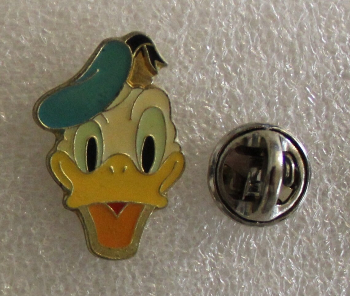 1990s DONALD DUCK Lapel Pin (head) 2.5 X 1.5 Cm (1" X 0.6") Camy ...