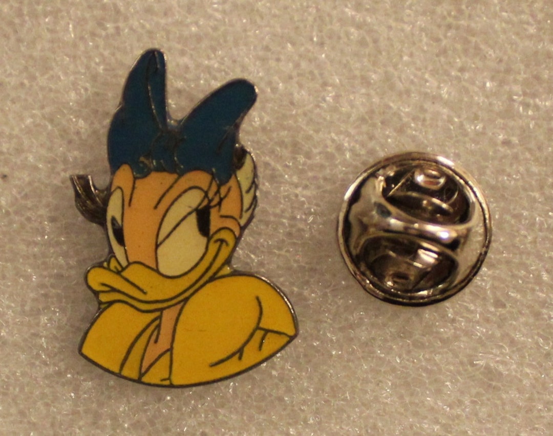 1990s DAISY DUCK Bust Lapel Pin 2.5 X 1.75 Cm (1" X 0.7") Donald Duck ...