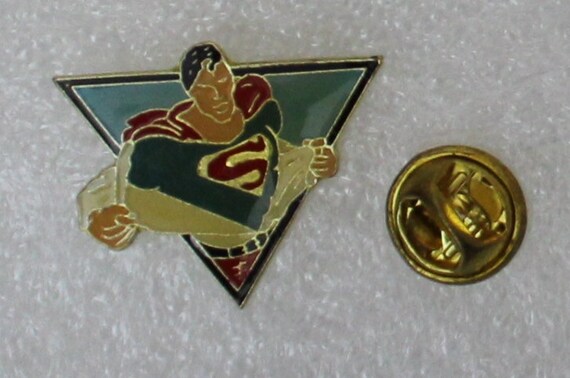 1982 Clark KENT Becoming SUPERMAN Lapel Pin 1" x 1.1"… - Gem