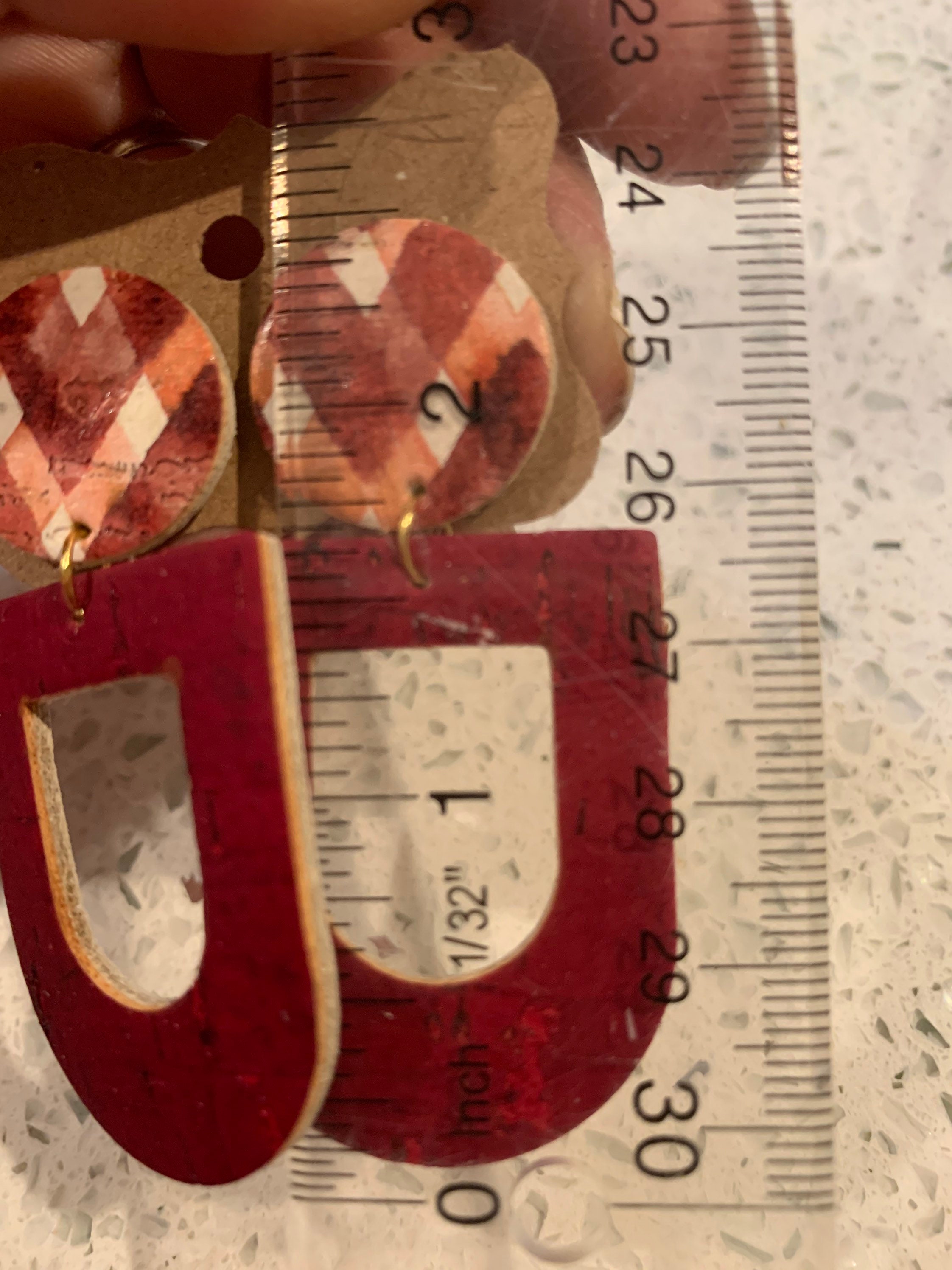 Corcho rojo sangre de buey sobre cuero con un corcho chevron sobre ...