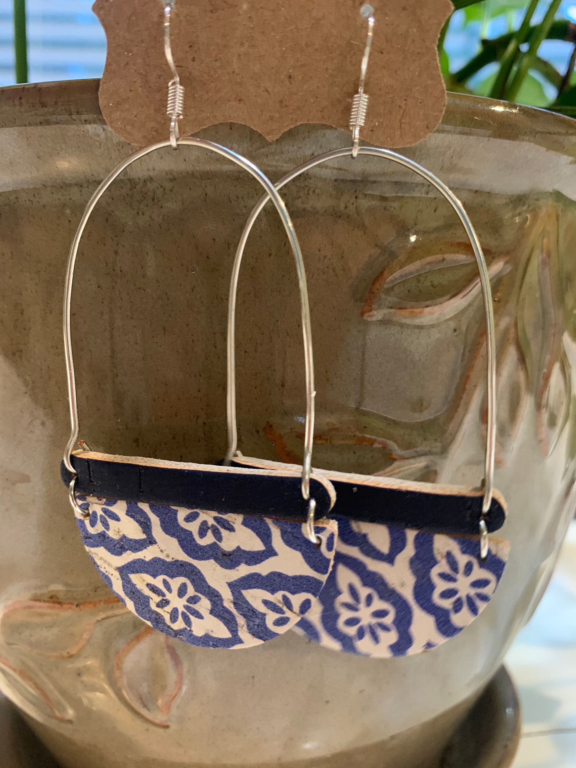 Corcho azul y blanco sobre medio círculo de cuero con una tira - Etsy ...