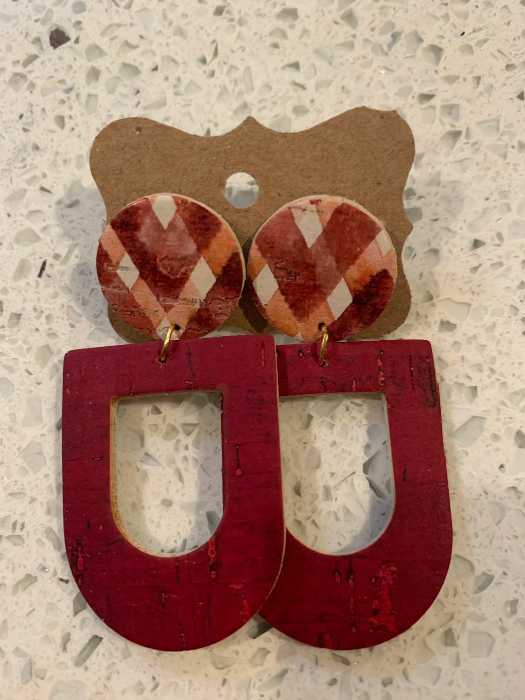 Corcho rojo sangre de buey sobre cuero con un corcho chevron sobre ...