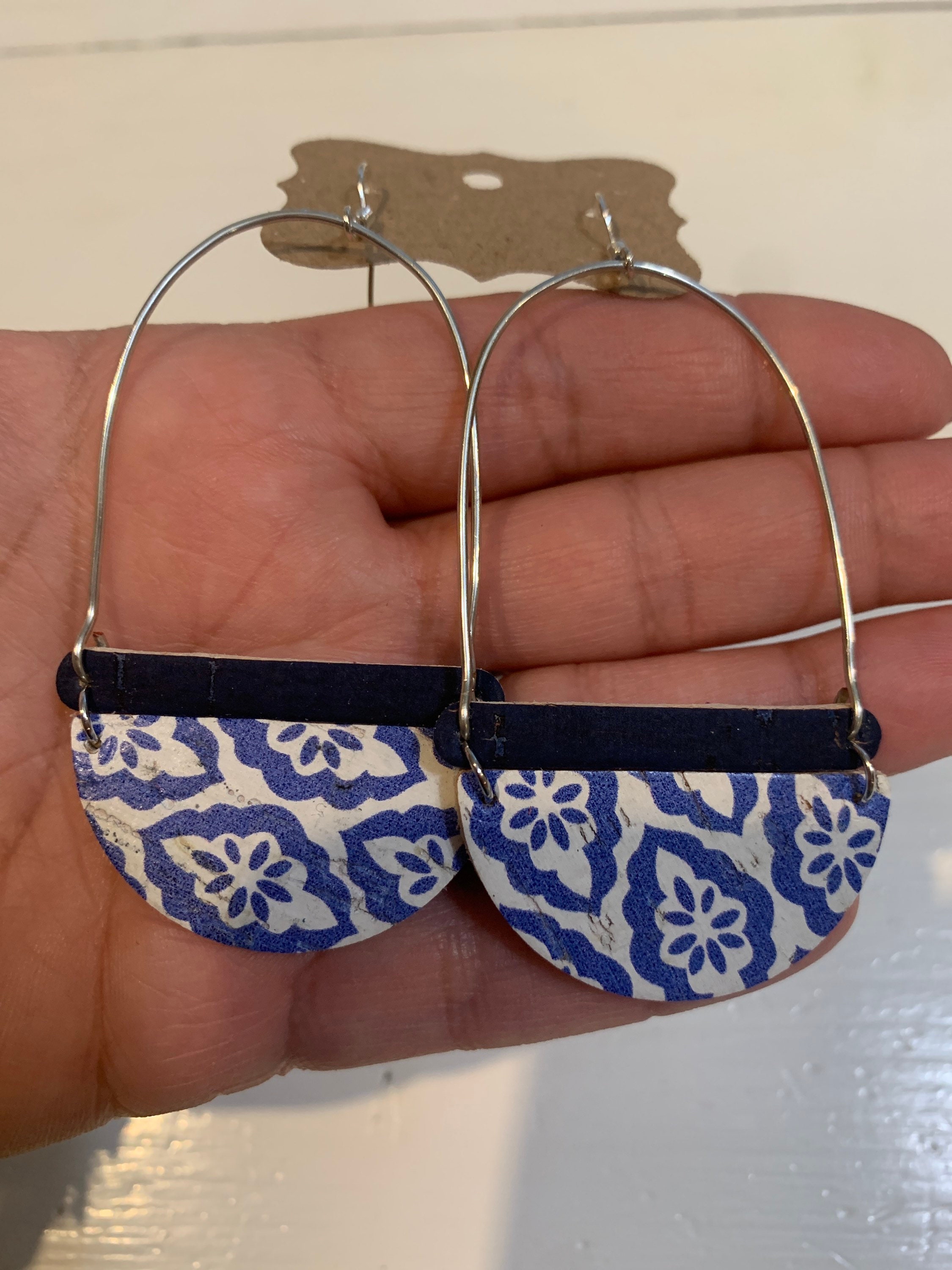 Corcho azul y blanco sobre medio círculo de cuero con una tira - Etsy ...