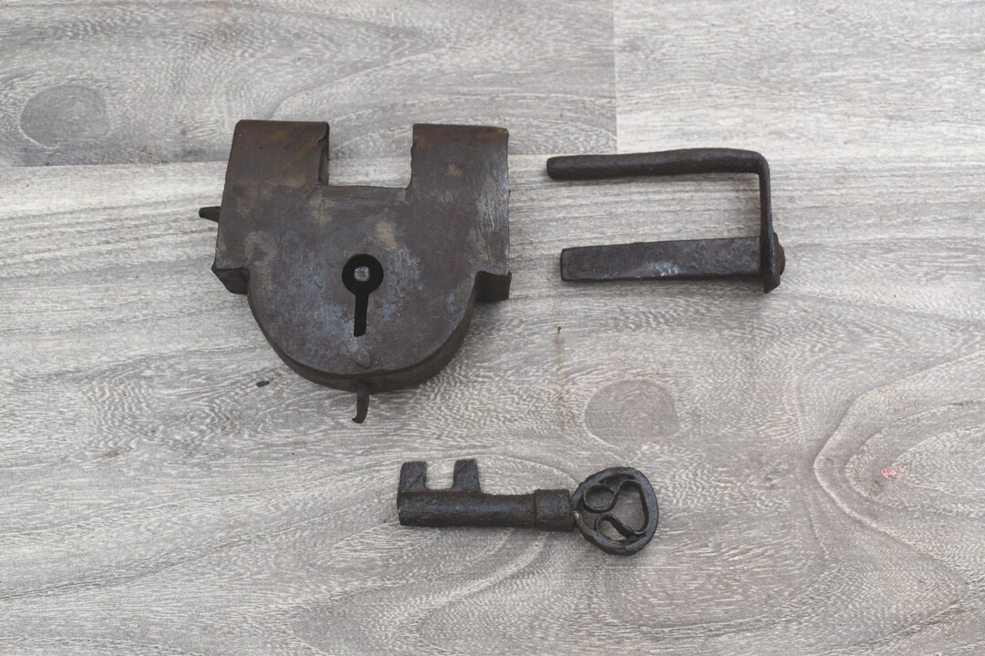 Vintage Iron Handmade Blacksmith Lock With Key Handmade Iron Stripe Pad ...
