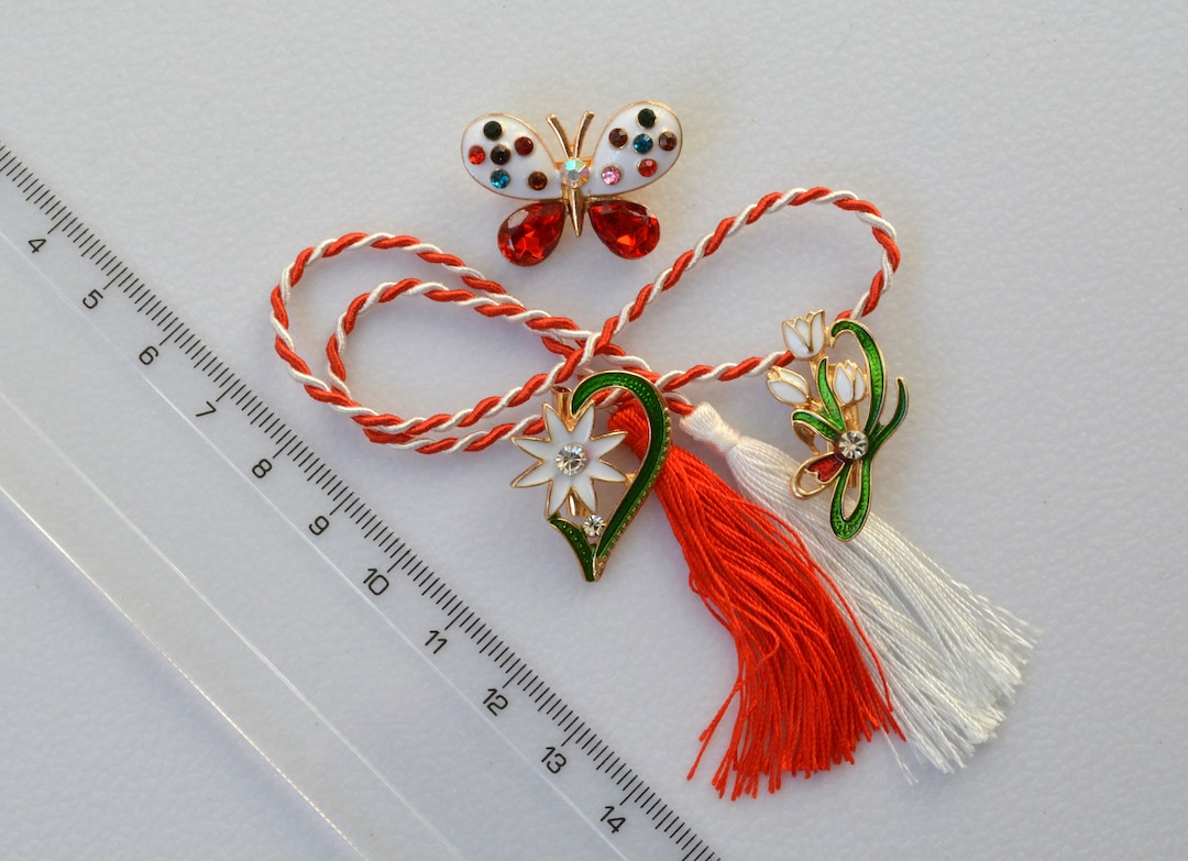 Martisor Tradicional. Martisor Moldávio Romeno. Martisoare alb cu rosu ...