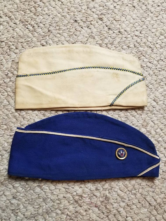 2 WWII Garrison flat caps, H (Henry) Bulwin tan and r… - Gem