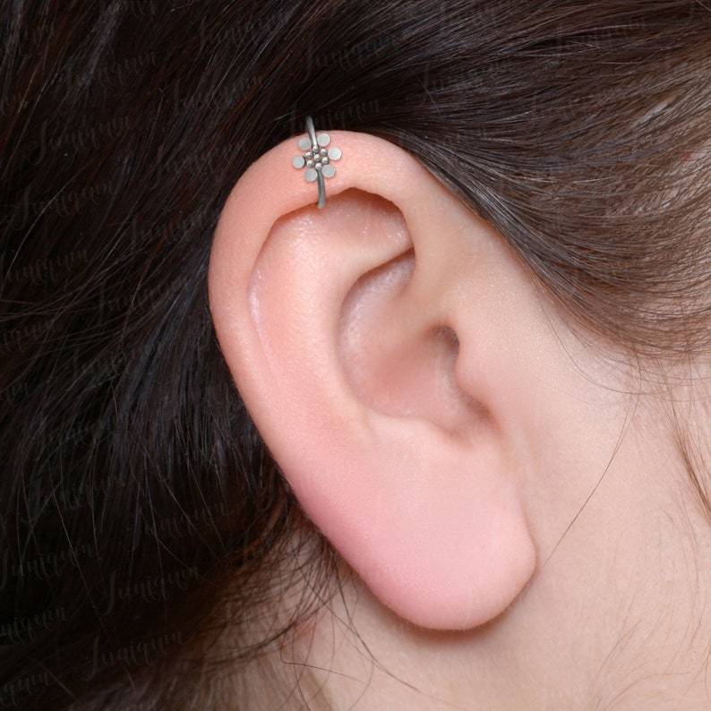Conch-Piercing. Tragus-Piercing-Schmuck. Knorpel-Creolen aus ...