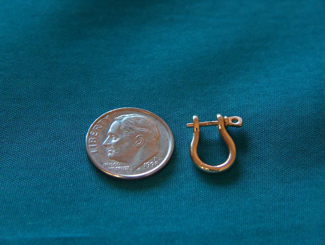 One 1/2" 14 Karat Yellow Gold Shackle Earring - Etsy