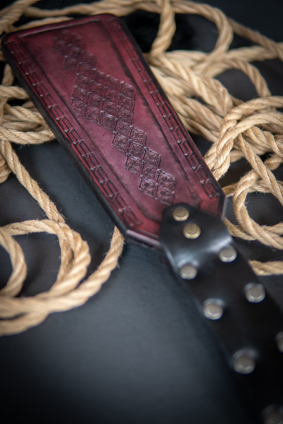 Paleta para azotar BDSM de cuero estampado a mano con incrustaciones ...