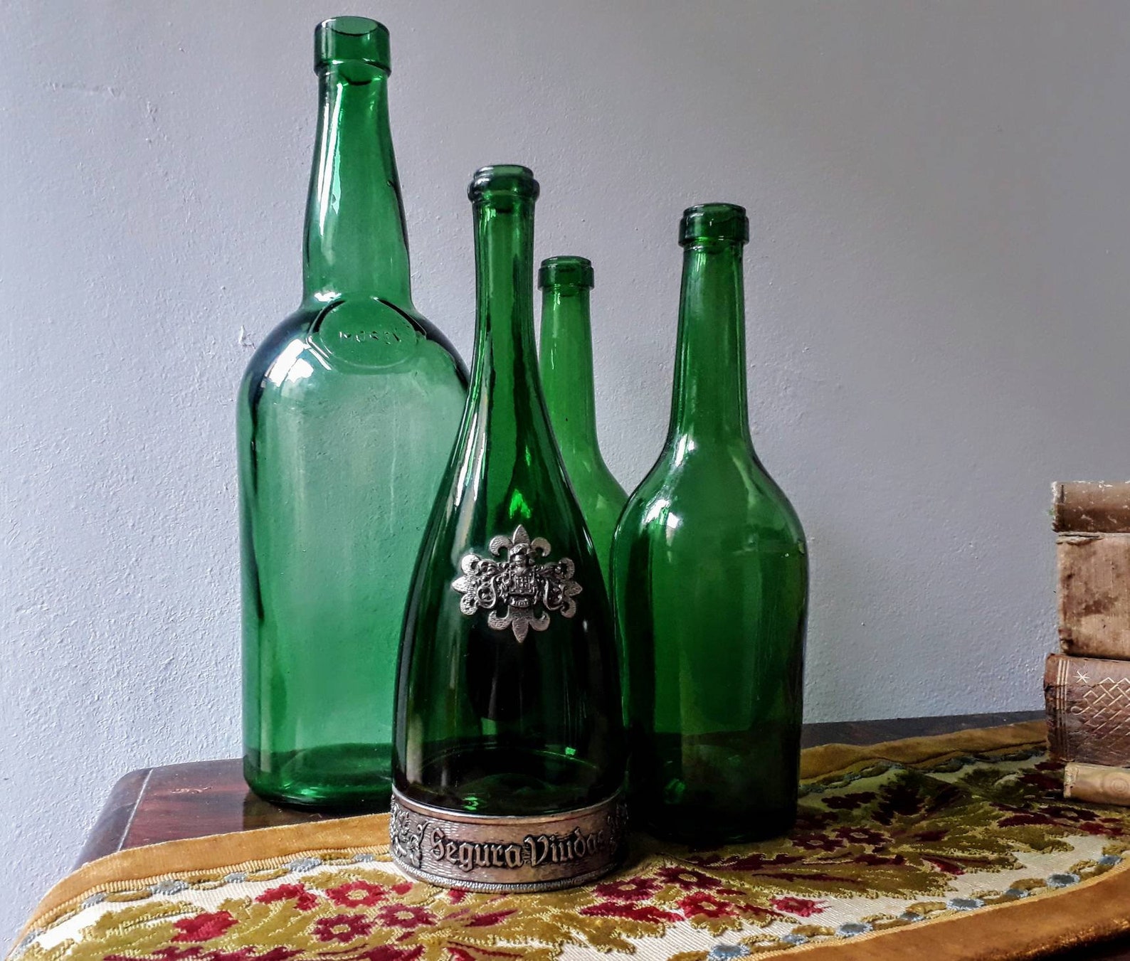Antiguas botellas de cristal. Botella grande de cristal verde esmeralda ...