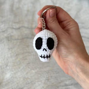 Skull Halloween Keychain, Crochet Halloween Decor, Halloween Crochet ...