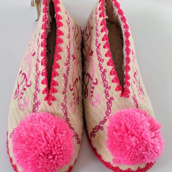 Pom Pom Slippers - Etsy