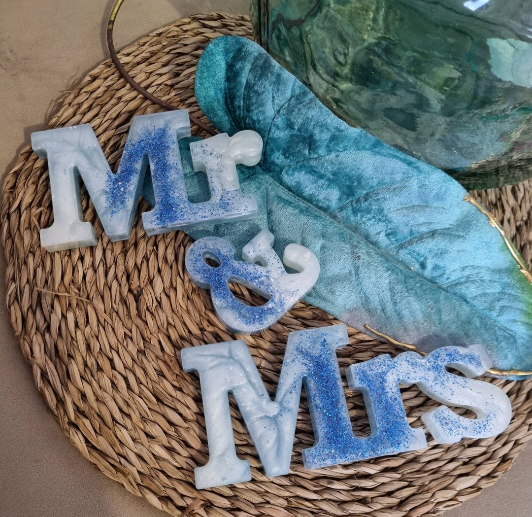 Wedding Decoration Mr & Mrs in Epoxy Resin Color Blue White and Sequin ...