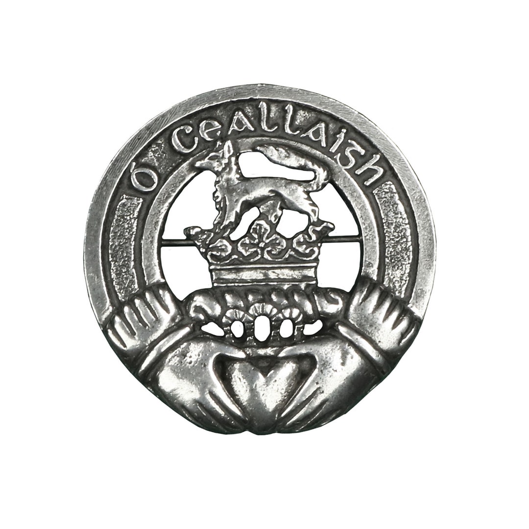 Distintivo/broche com o brasão da família irlandesa O'Kelly (O ...