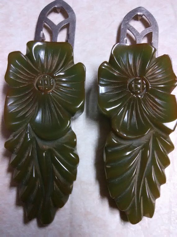 antique / vintage set carved Bakelite dress clips 193… - Gem