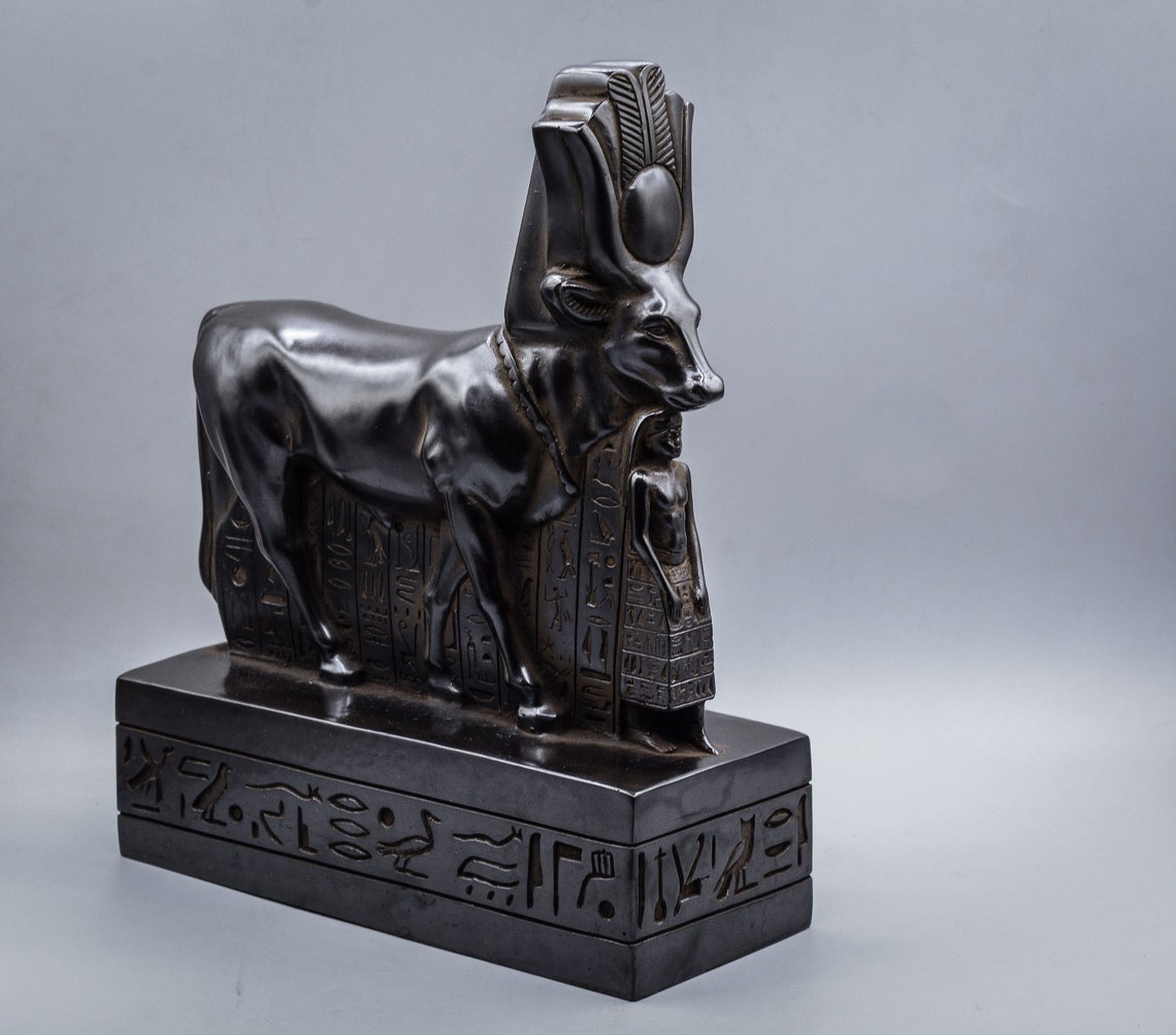 Statue of Hathor Protecting Psamtik This Schist Statue Depicts | Etsy