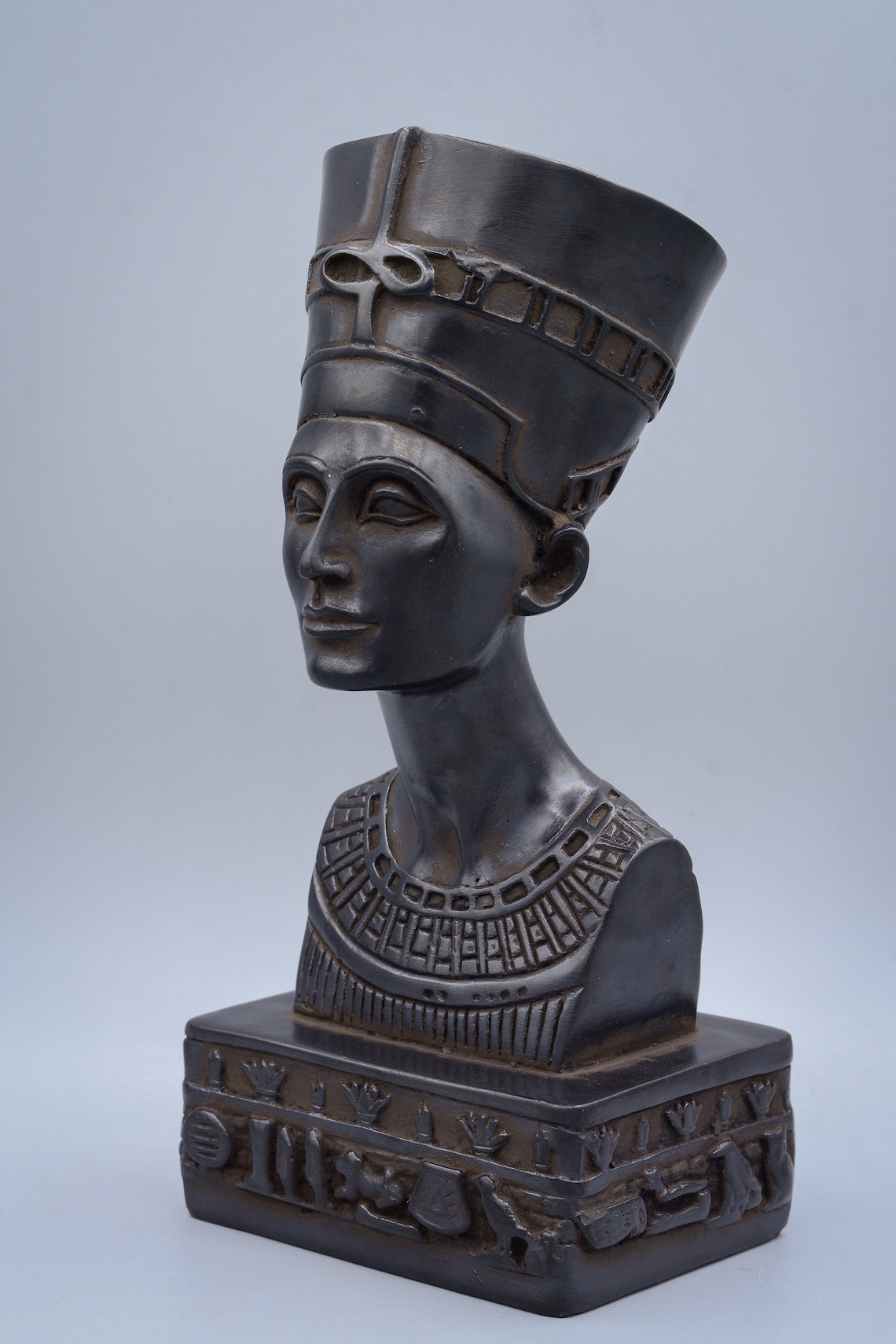 Statue de la reine égyptienne Néfertiti en pierre solide noire lourde ...