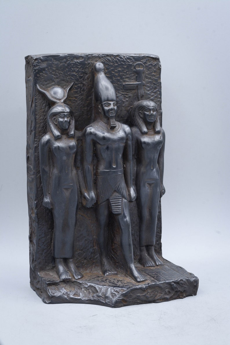 Die Triaden des Menkaure Pharao, steht zwischen der Göttin Hathor und ...