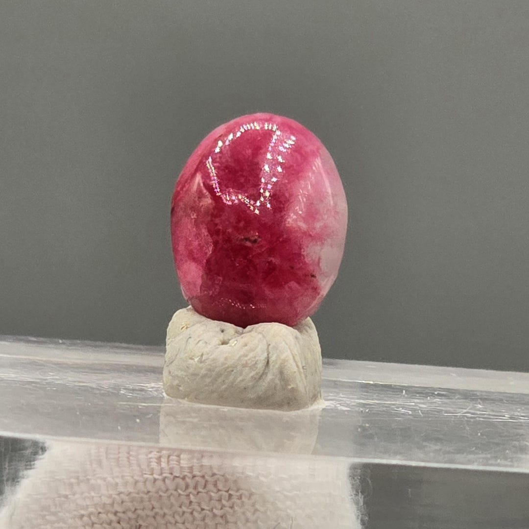 Tugtupite Gel-rich Red Cabochon – Strong UV Fluorescence – Greenland (0 ...