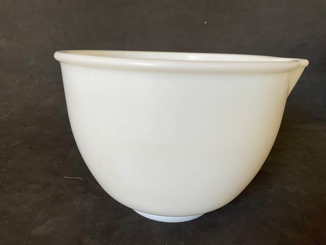 Vintage Pyrex Milk Glass Mixing Bowl With Pour Spout - Etsy