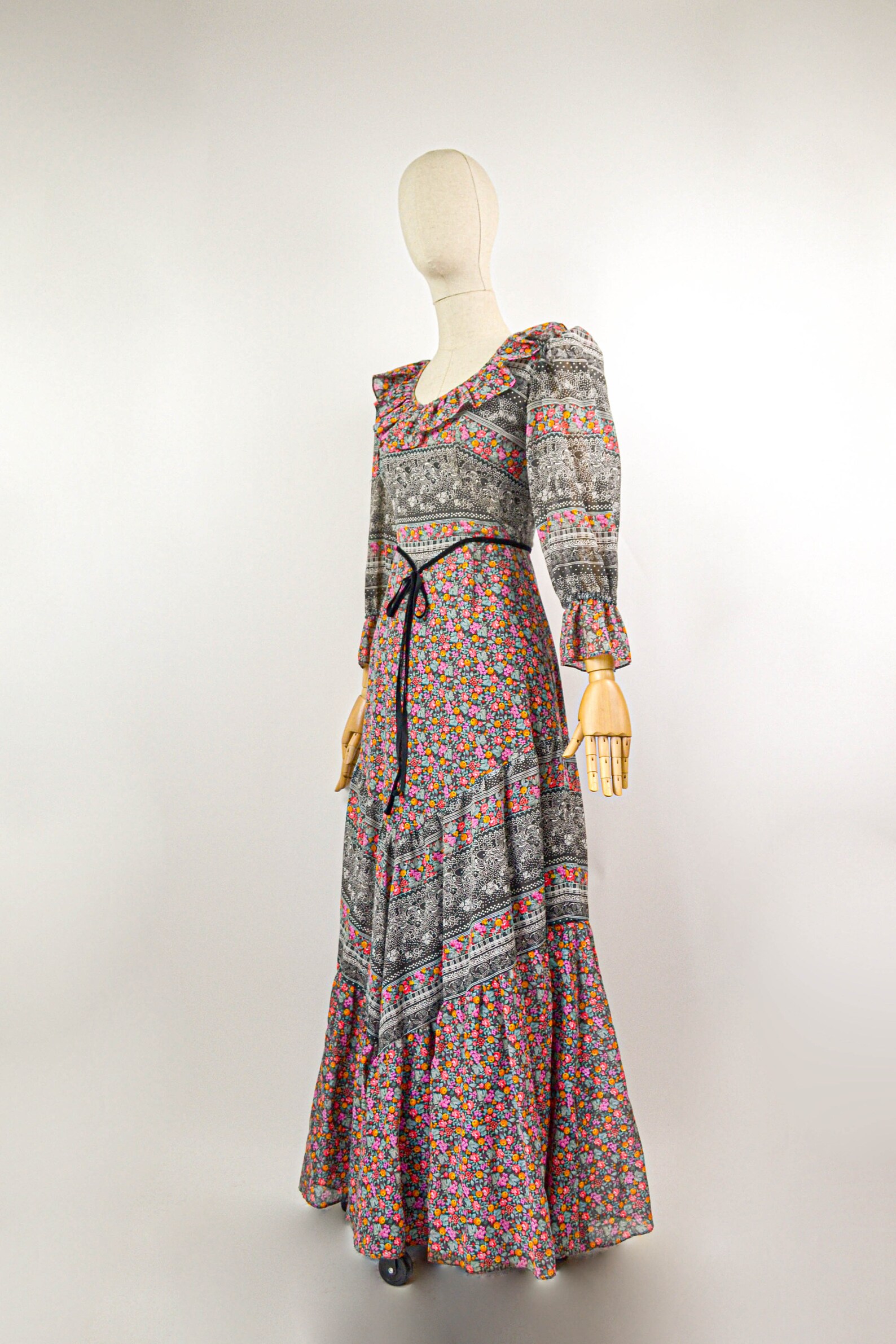 THE AUTUMN GLORY - 1970s Vintage Kati at Laura Phillips Dark Floral ...