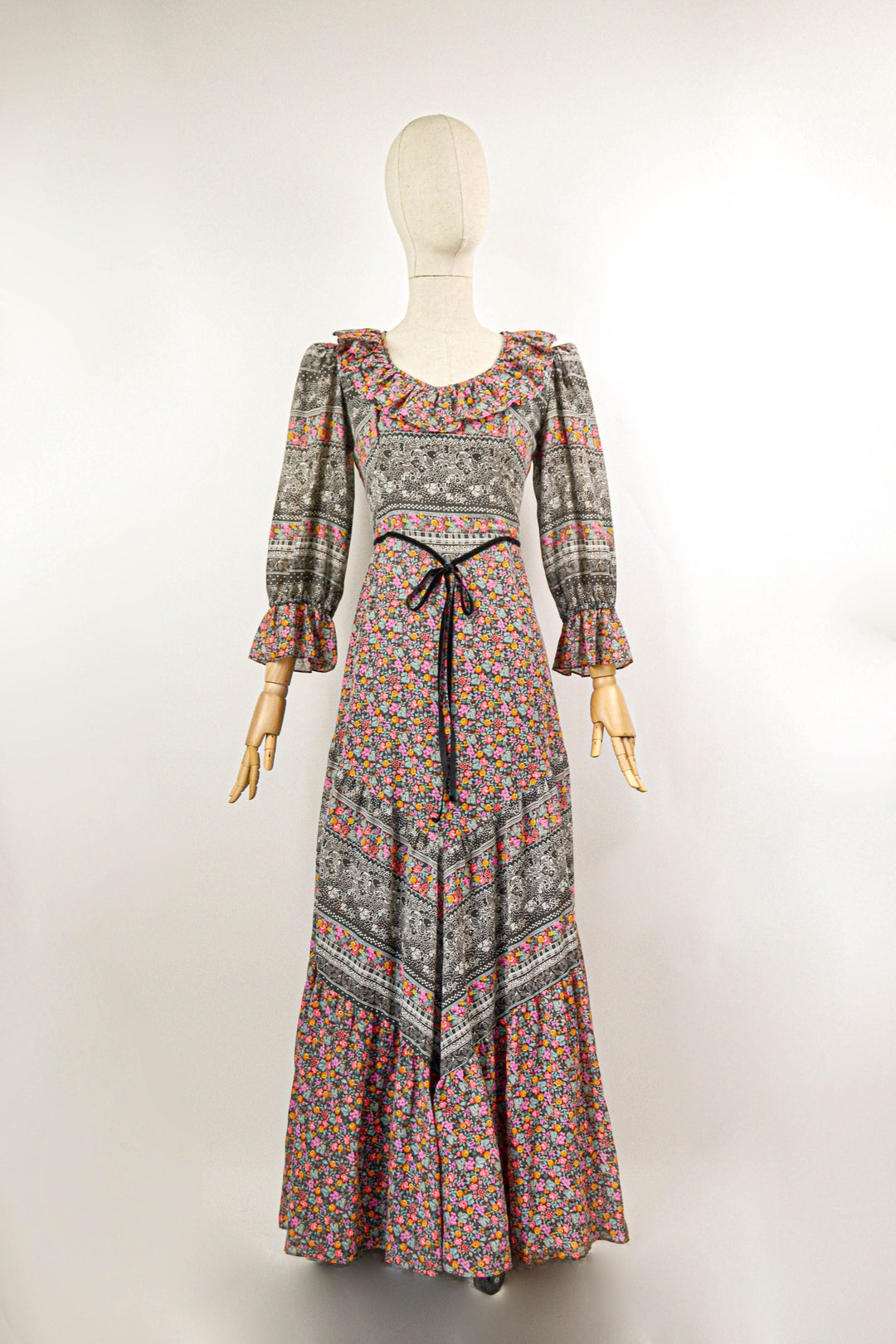 THE AUTUMN GLORY - 1970s Vintage Kati at Laura Phillips Dark Floral ...
