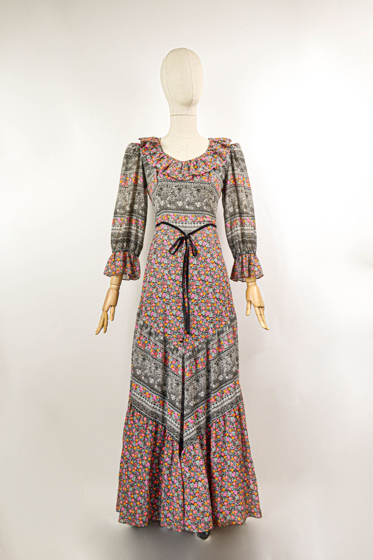 THE AUTUMN GLORY - 1970s Vintage Kati at Laura Phillips Dark Floral ...