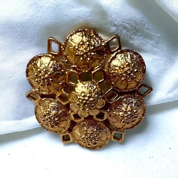 Sarah Coventry Brooch, Gold Tone Wreath Flower Geomet… - Gem
