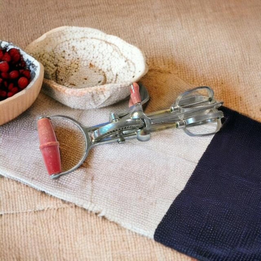 Turner and Seymour Egg Beater, Hand Crank Mixer, Kitchen Tool Bakelite ...