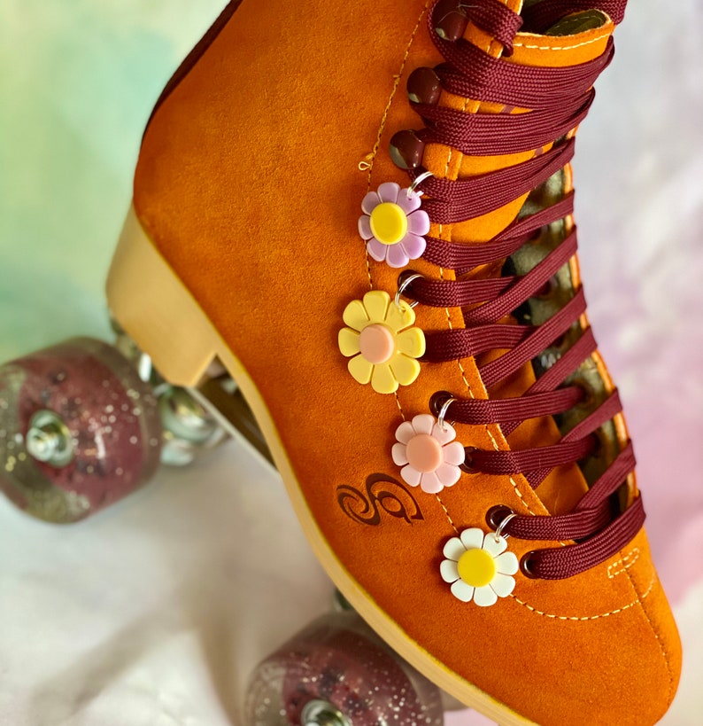 Pair of Daisies Roller Skate Lace Charm Daisy Flower Roller - Etsy