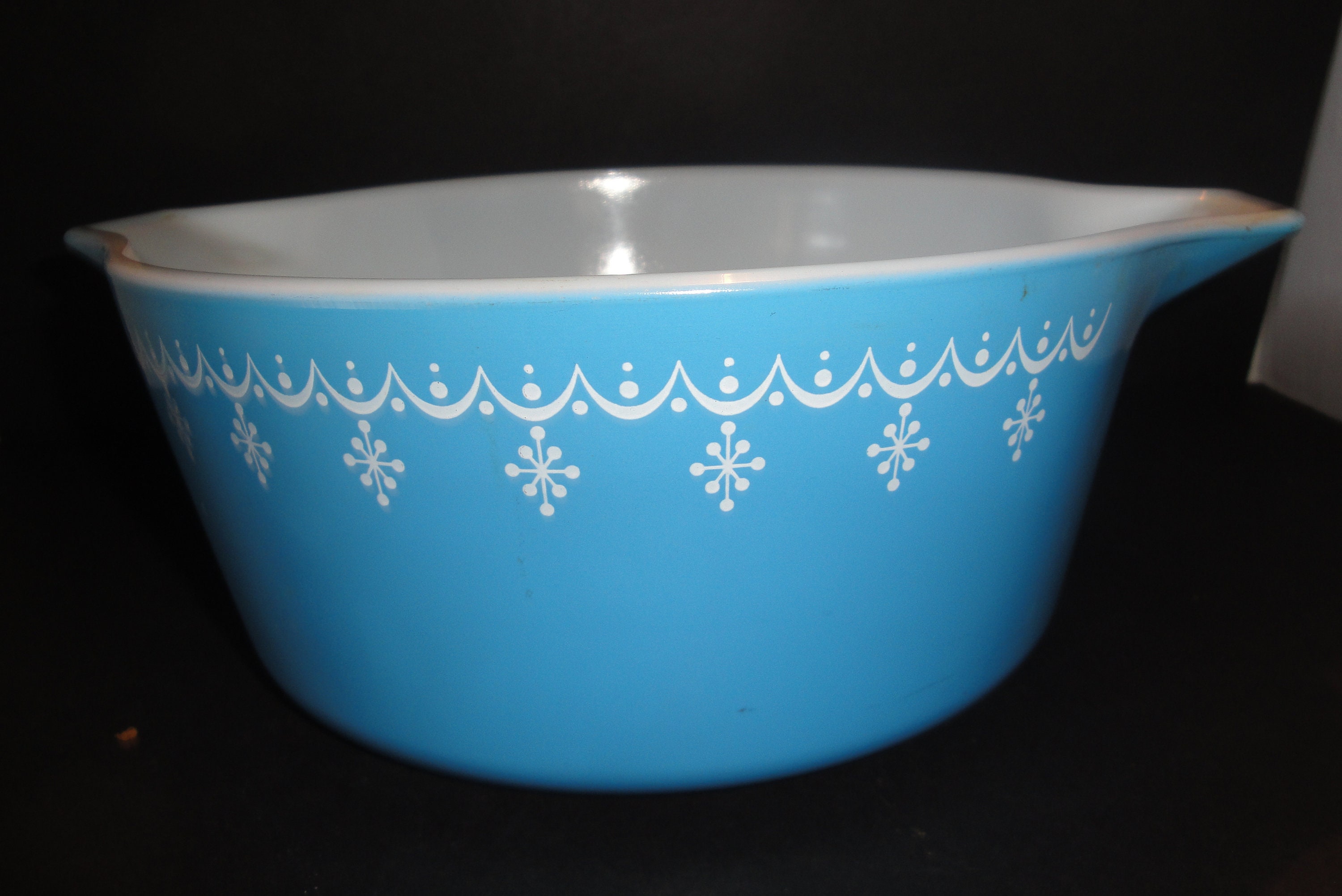 Mid-century Vintage Pyrex Round Casserole Dish, Snowflake Garland Blue ...