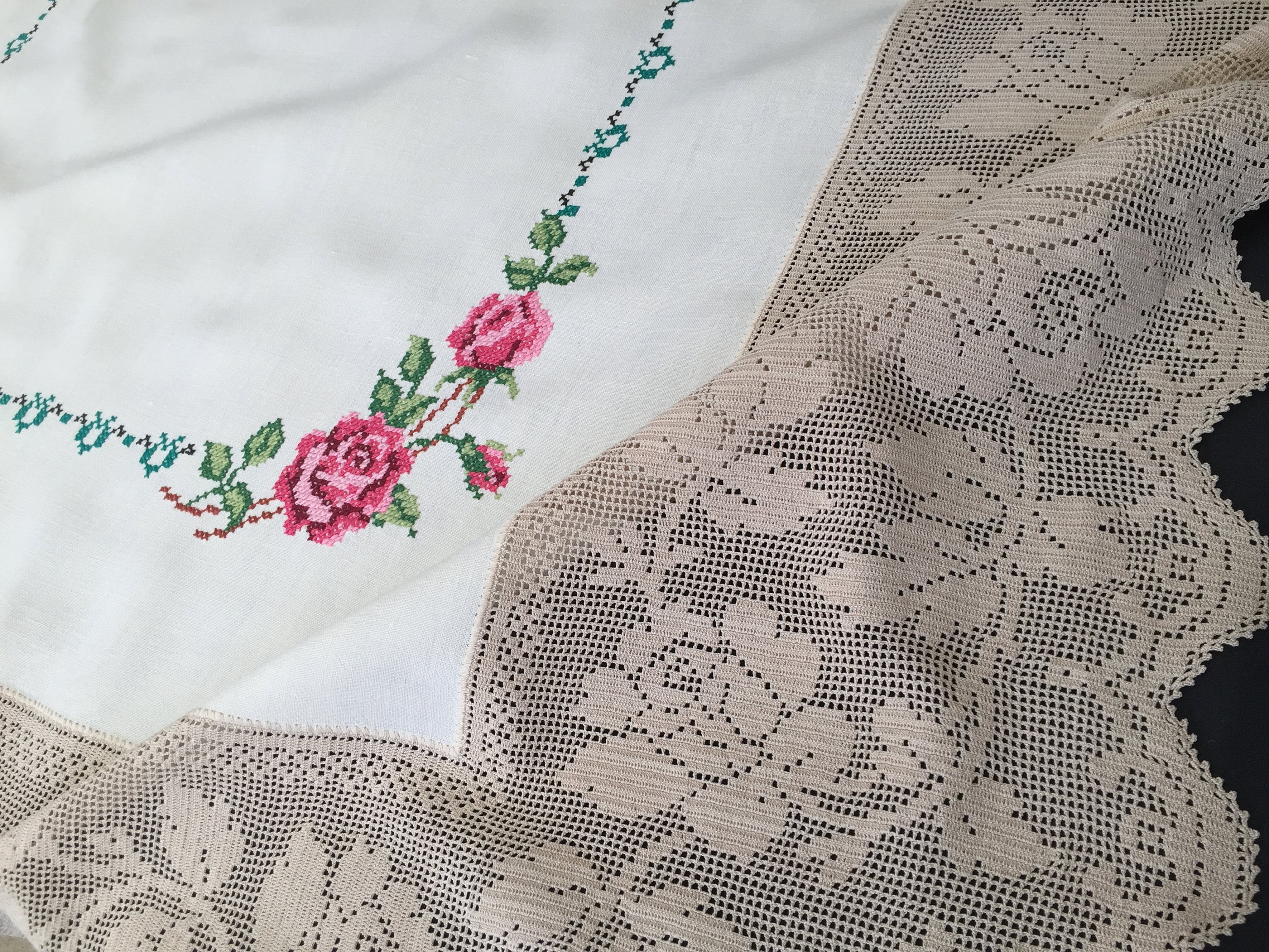 Art Deco Roses Pattern Filet Crochet Lace Tablecloth With Embroidered ...
