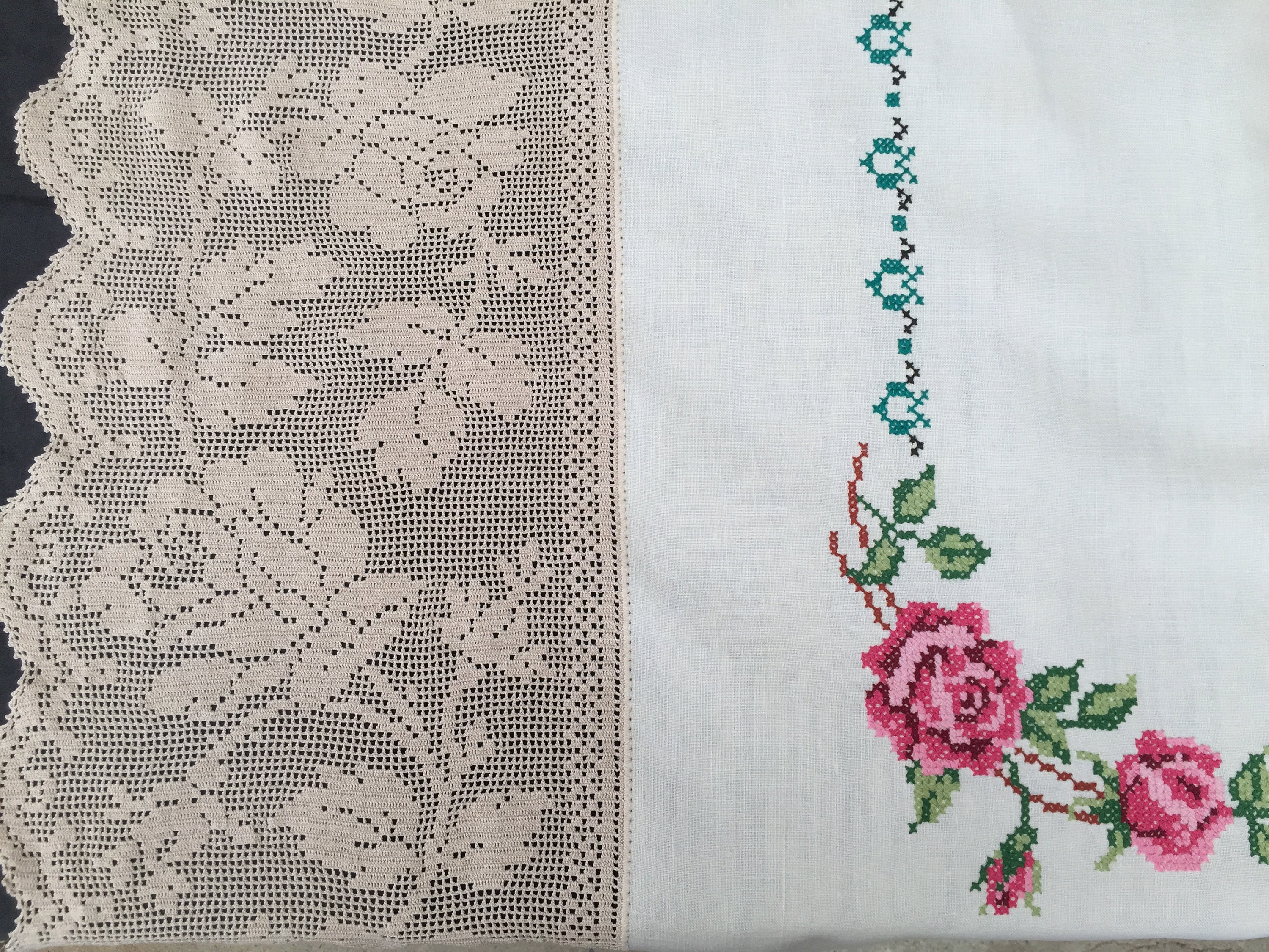 Art Deco Roses Pattern Filet Crochet Lace Tablecloth With Embroidered ...