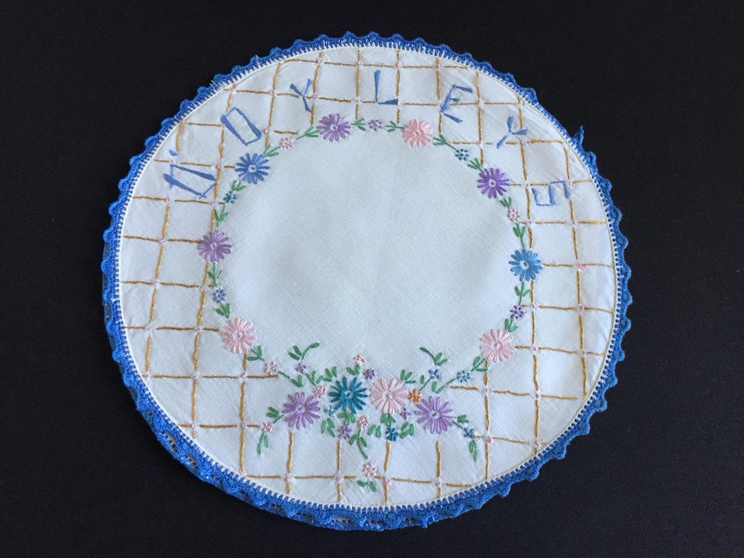 Vintage Embroidered Linen Doily Keeper With Lazy Daisy Flowers and ...